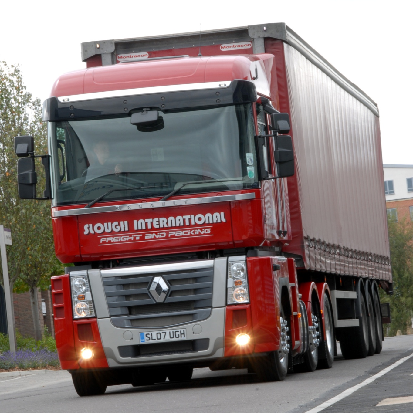 Farewell to a legend: Last ever Renault Magnum trucks roll off ...